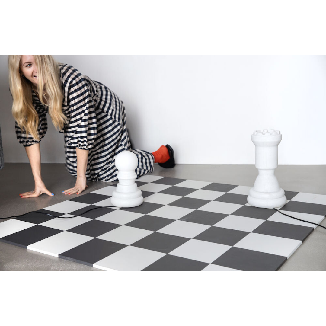 / CHESS QUEEN stolna lampa / – HIŽICA design shop